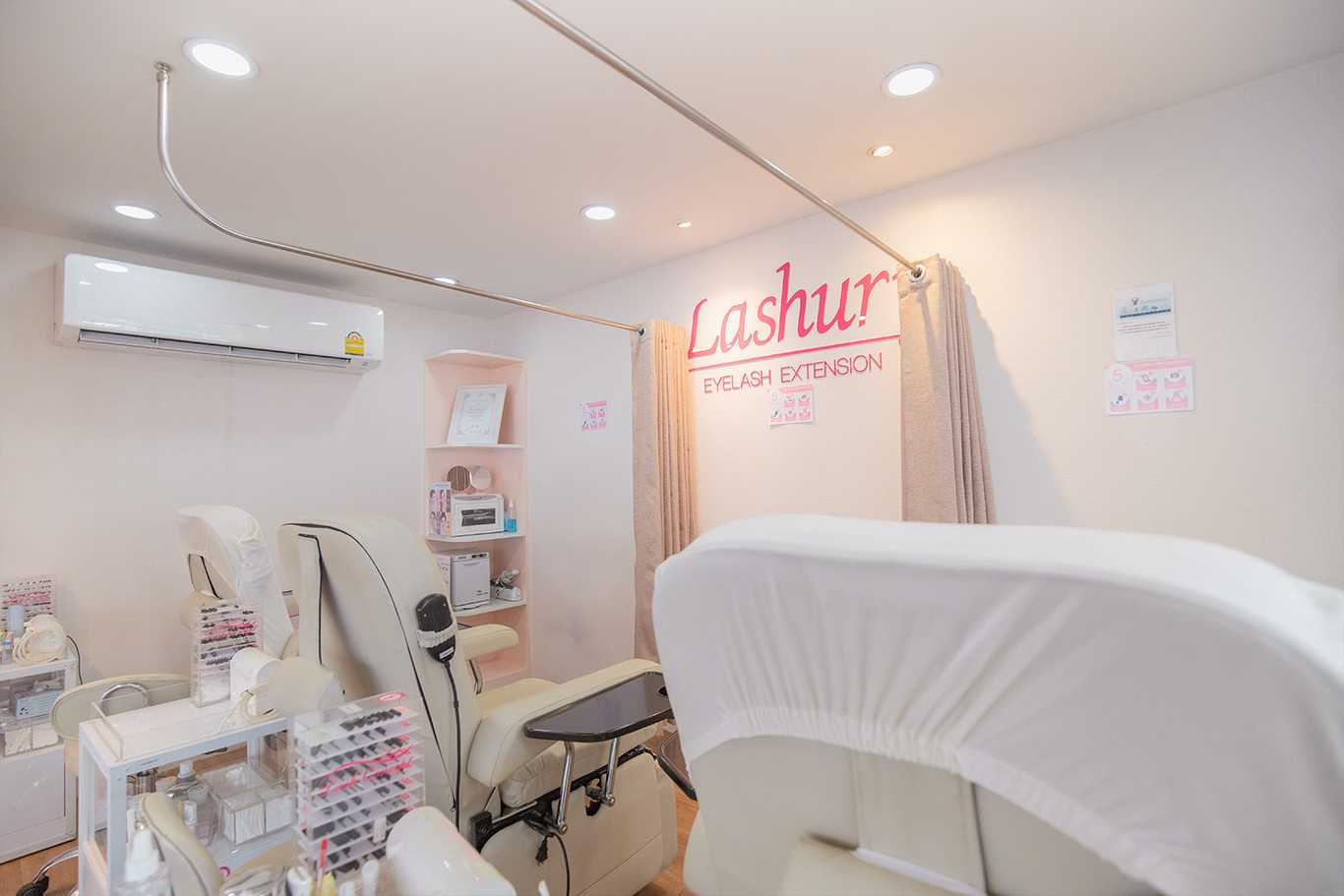 Lashury Eyelash Salon - BTS Chidlom Station